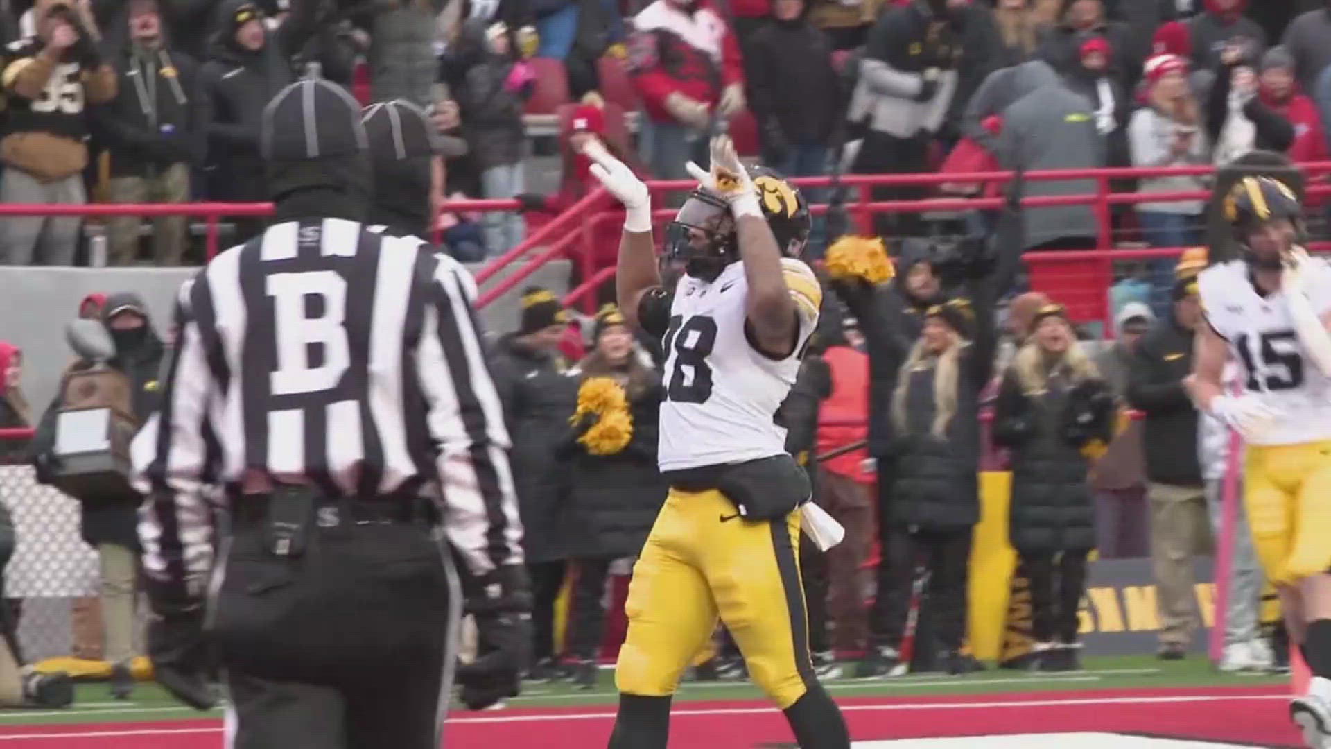 Iowa's offensive line receives Joe Moore Award | wqad.com