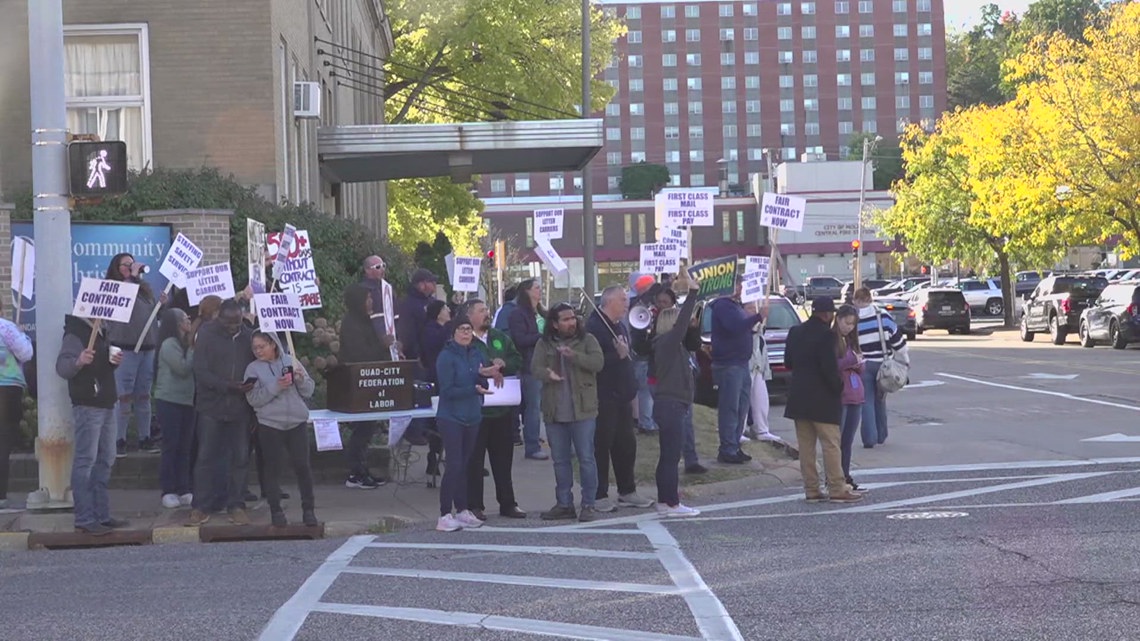 Letter carriers rally outside of Moline post office | wqad.com