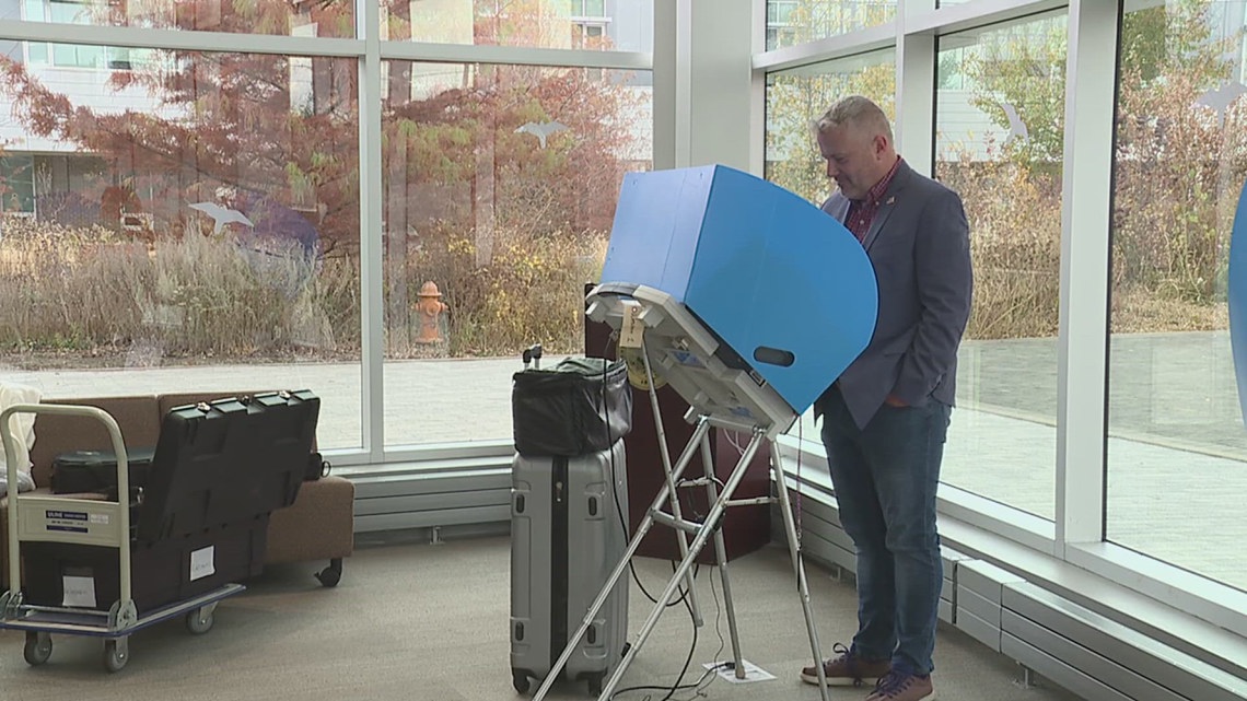 Candidates for Illinois' 17th Congressional District cast their ballots ...