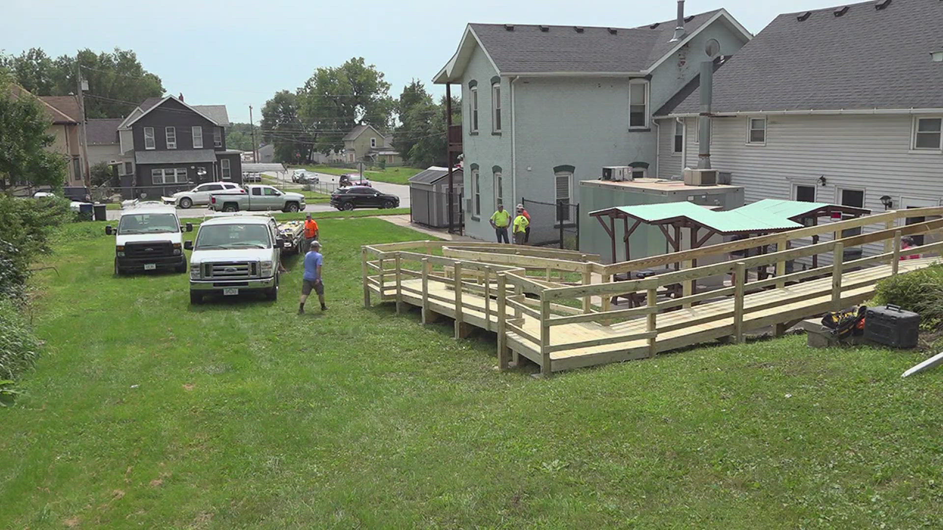 Volunteers construct new accessible ramp for Cafe On Vine | wqad.com