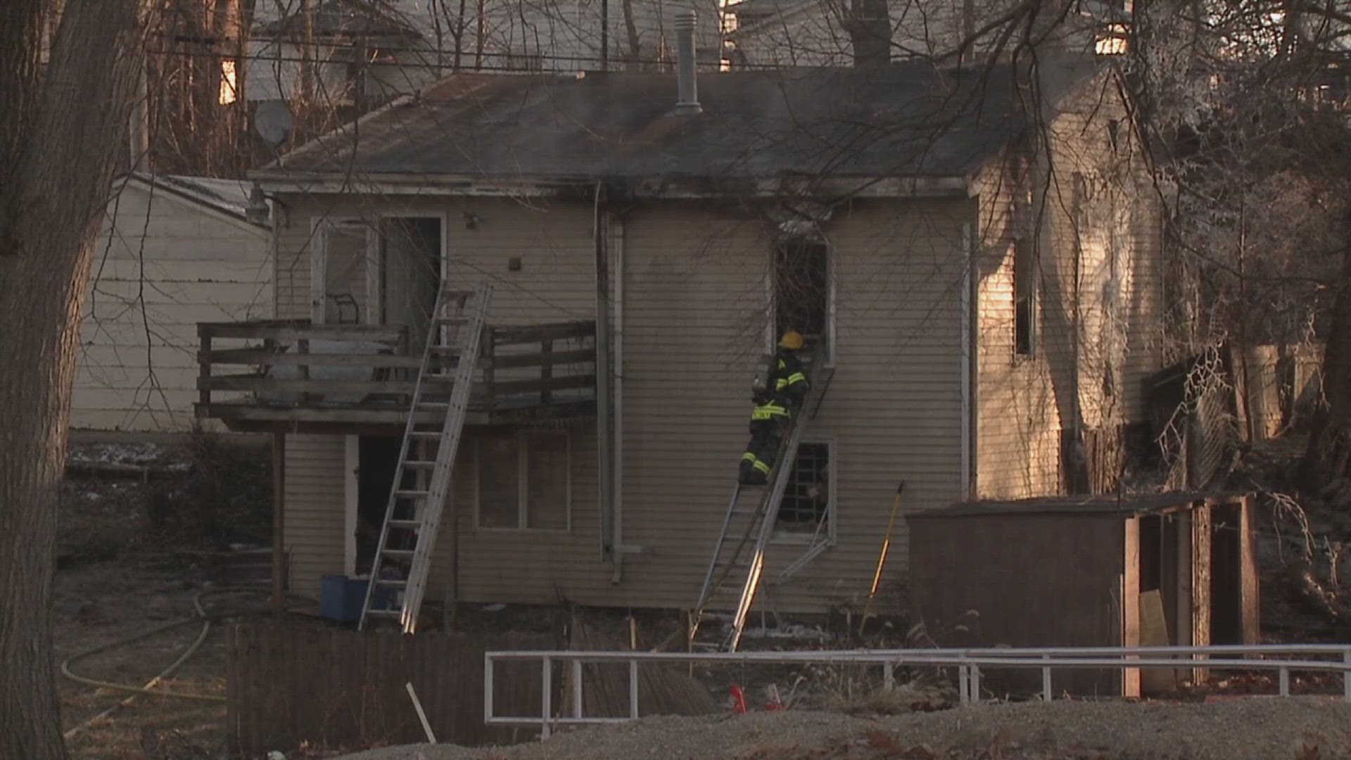 Davenport firefighters battle house fire Tuesday morning | wqad.com