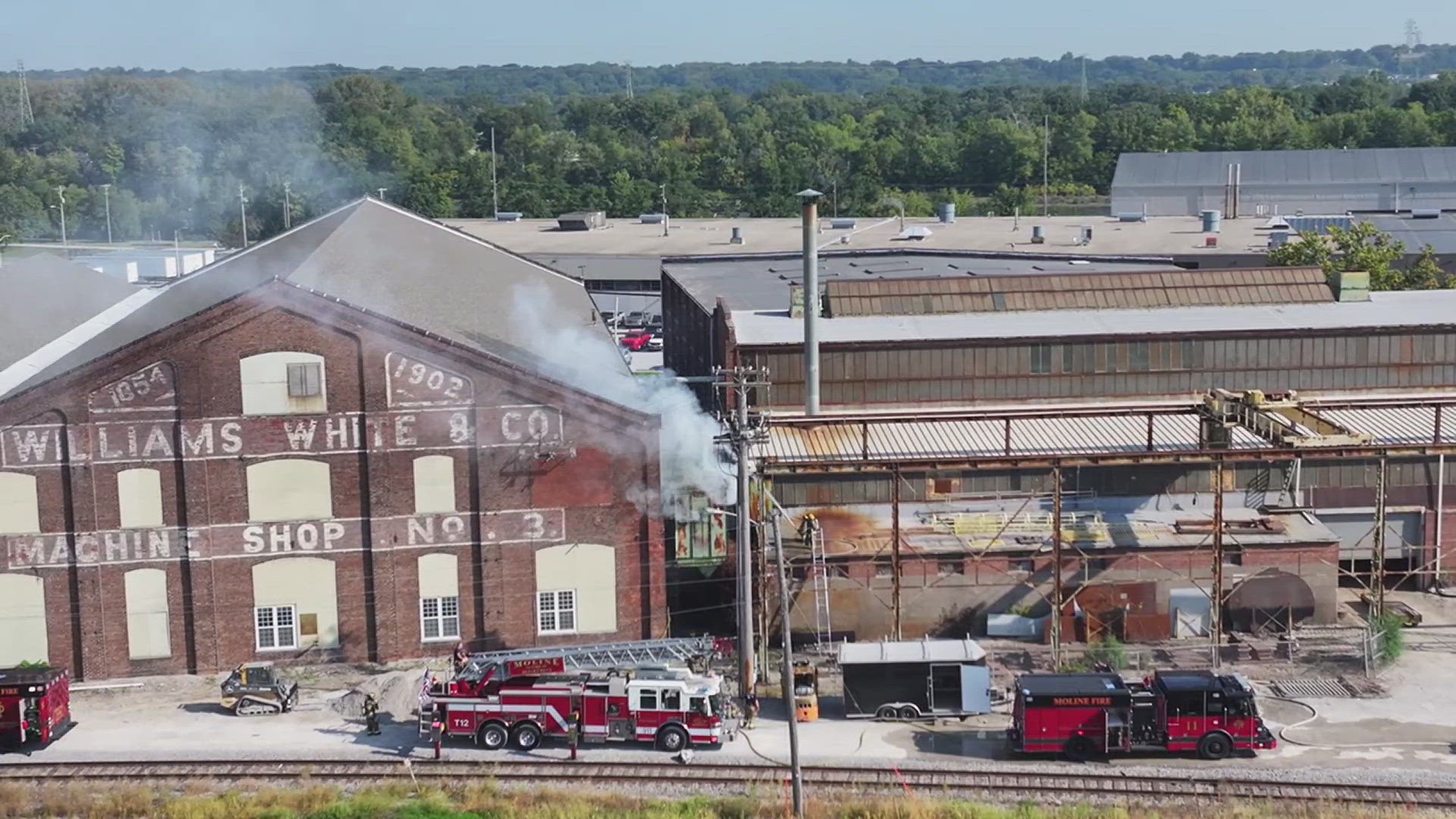 Train strikes Moline fire truck while crews battle downtown blaze ...