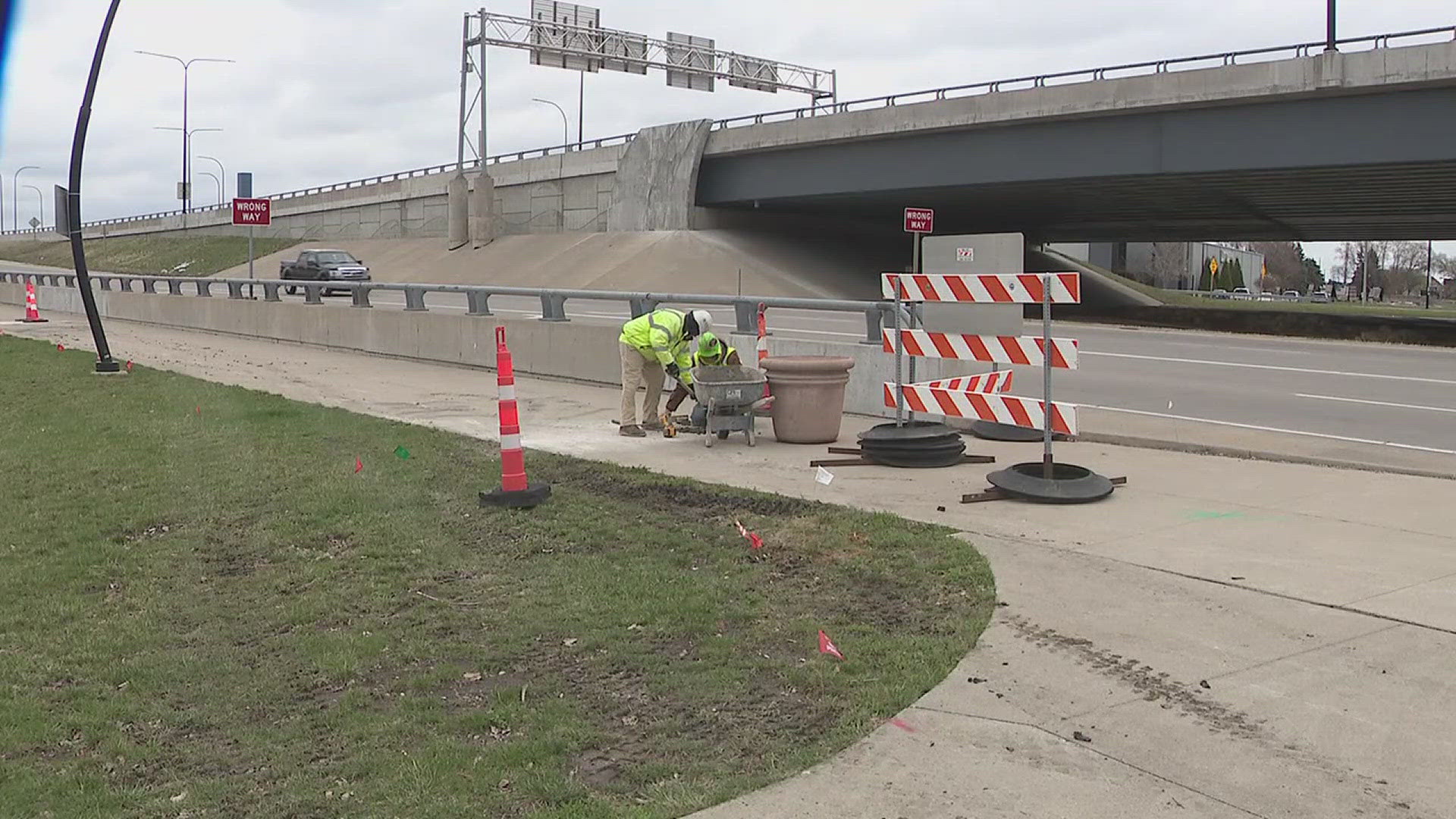 Bollards being installed on I-74 bridge pedestrian pathway | wqad.com