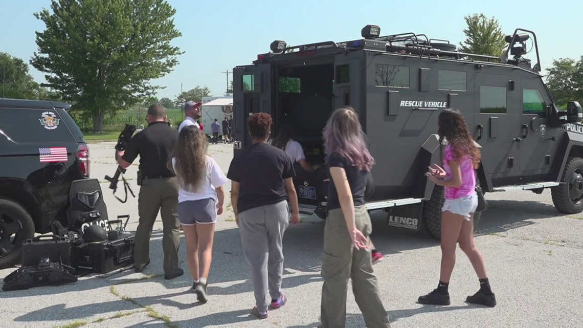 Police officers hold law enforcement camp for Quad Cities kids | wqad.com