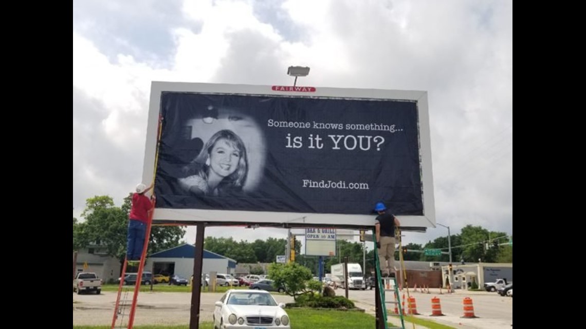 Billboards seek new clues to TV anchor’s 1995 disappearance | wqad.com