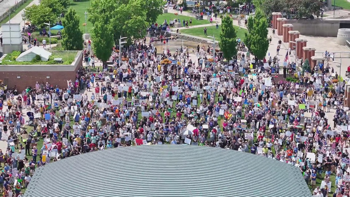 Quad Cities joins the nationwide ‘No Kings Day’ protests | wqad.com