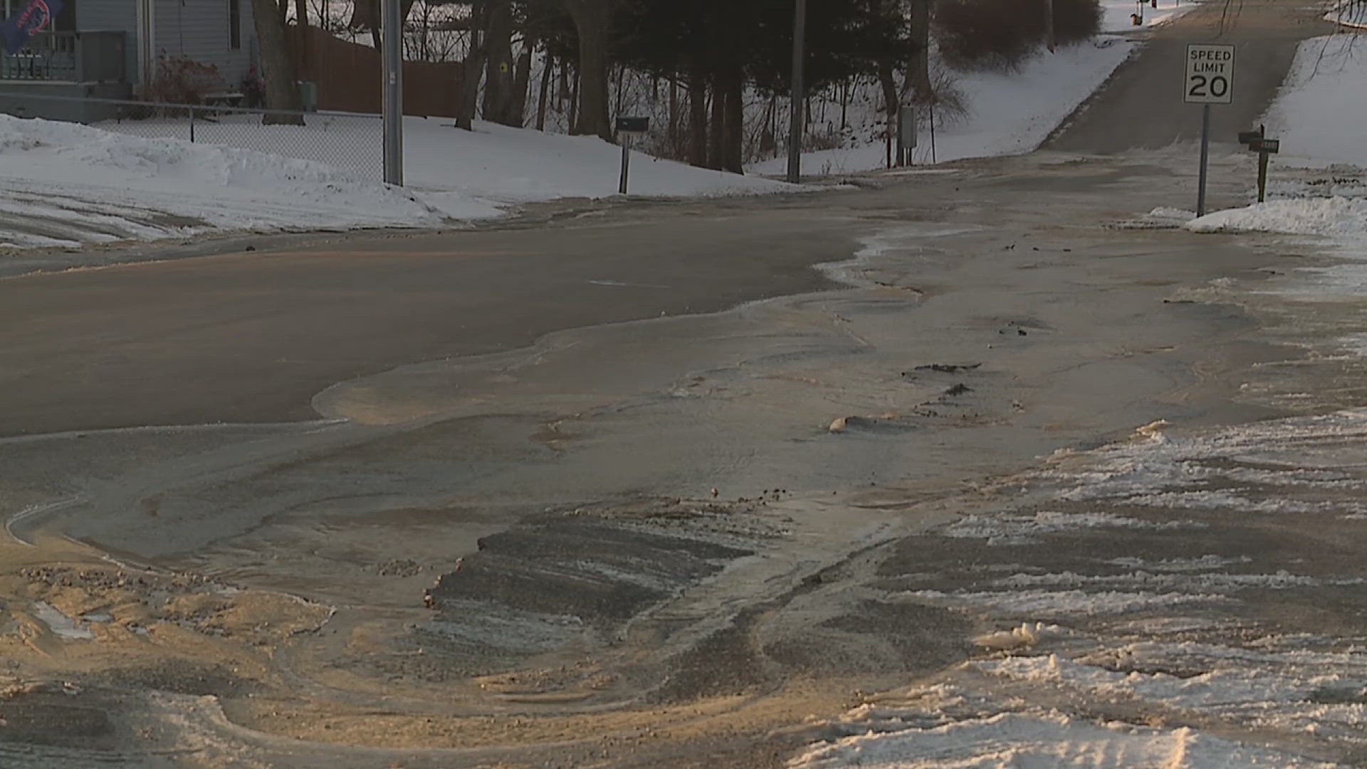 Silvis water main break affects hundreds of residents | wqad.com