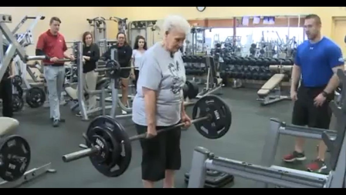 78-year-old grandmother from Illinois deadlifts 245lbs at the gym ...