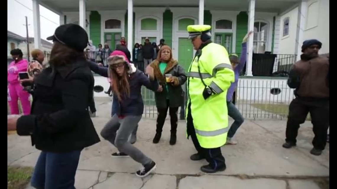 Viral Video: Cop dances ‘Cupid Shuffle’ during Mardi Gras | wqad.com
