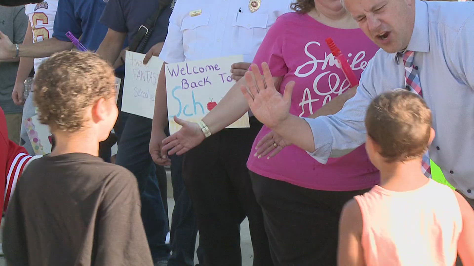 Silvis School District students return to the classroom | wqad.com