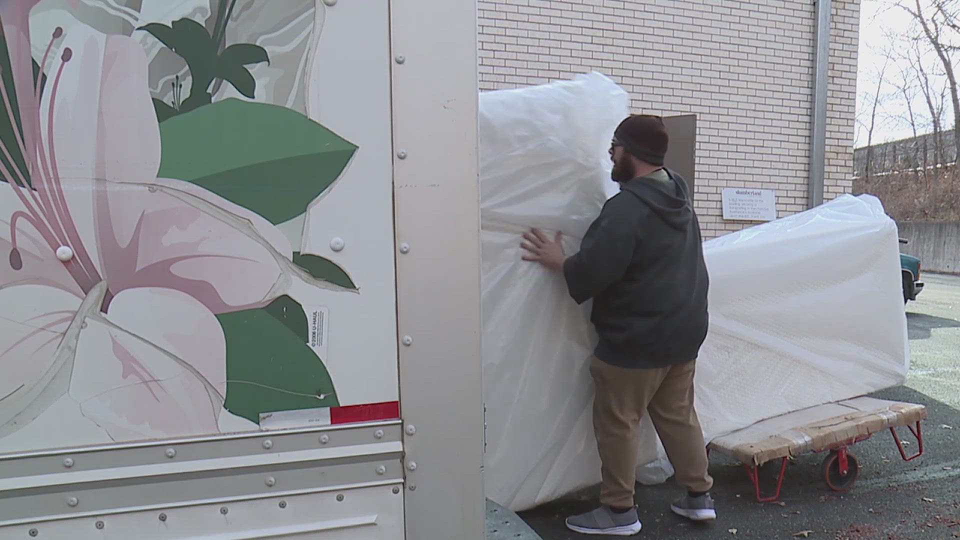 Slumberland donates over 40 beds to Quad Cities families | wqad.com