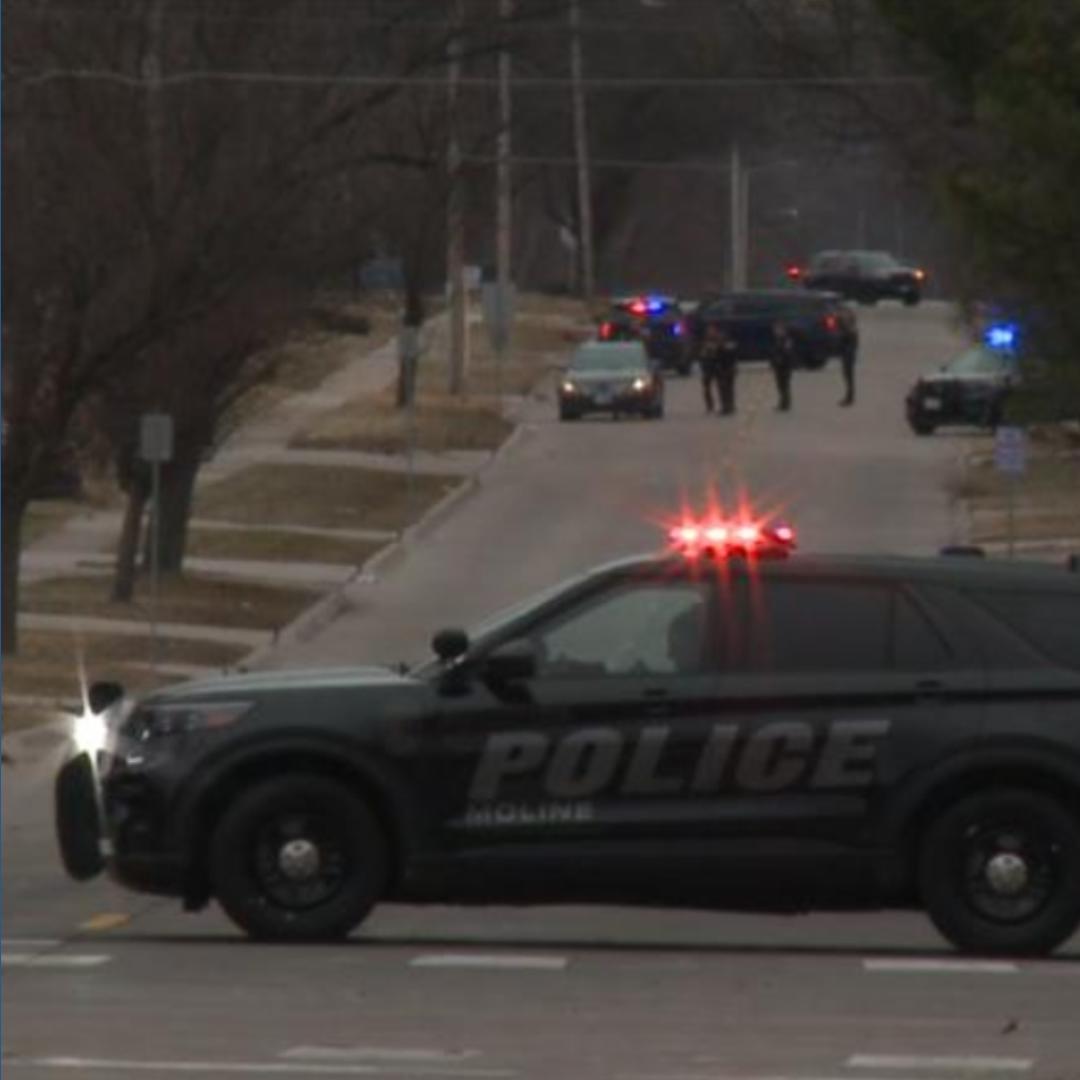 Pedestrian crash closes section of 34th Avenue in Moline | wqad.com