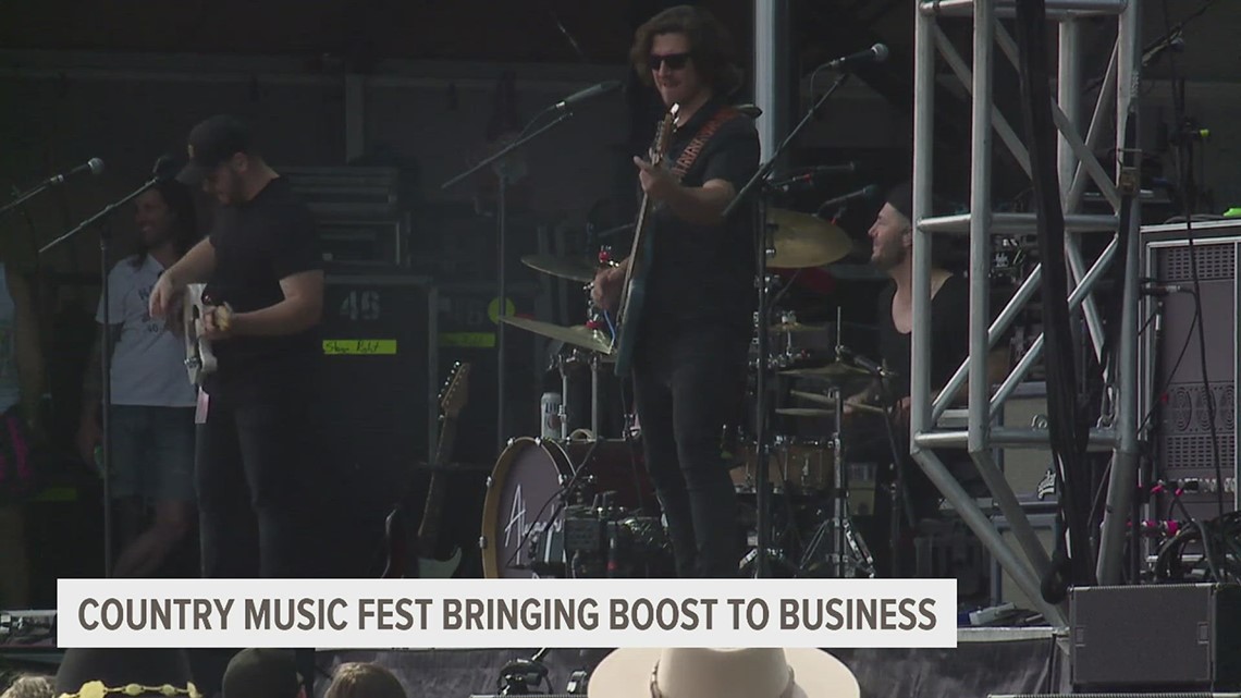 Clinton hosts Tailgate N’ Tallboys country music festival | wqad.com