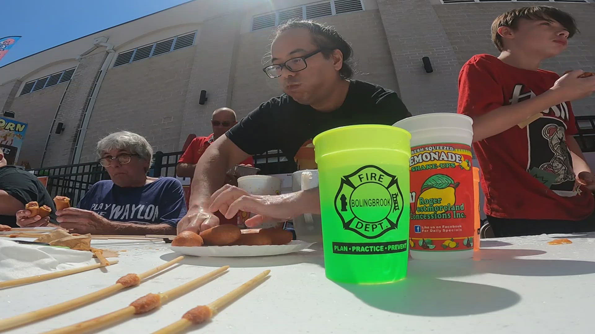 Contestants devour glizzies during Mississippi Valley Fair corndog ...
