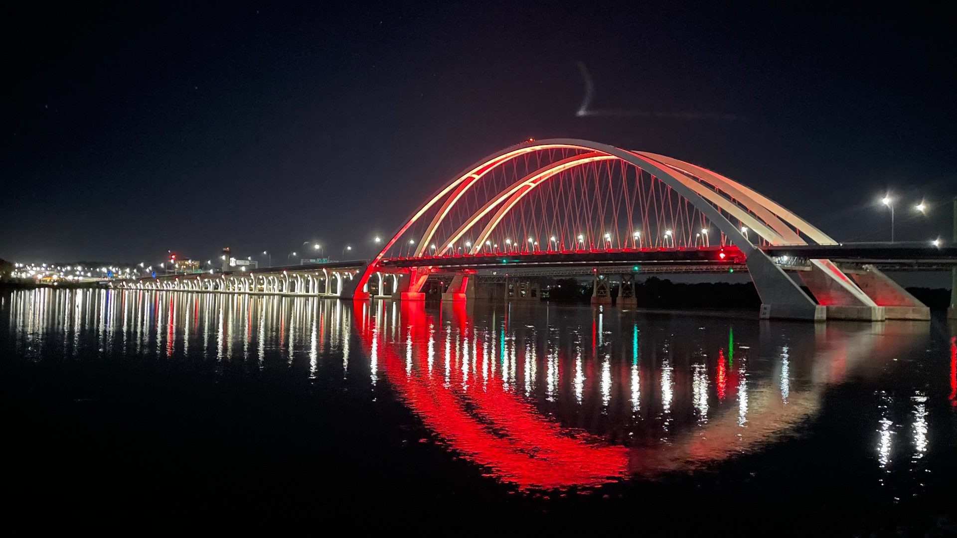 After years of work, lights on the I-74 bridge are ready to shine ...