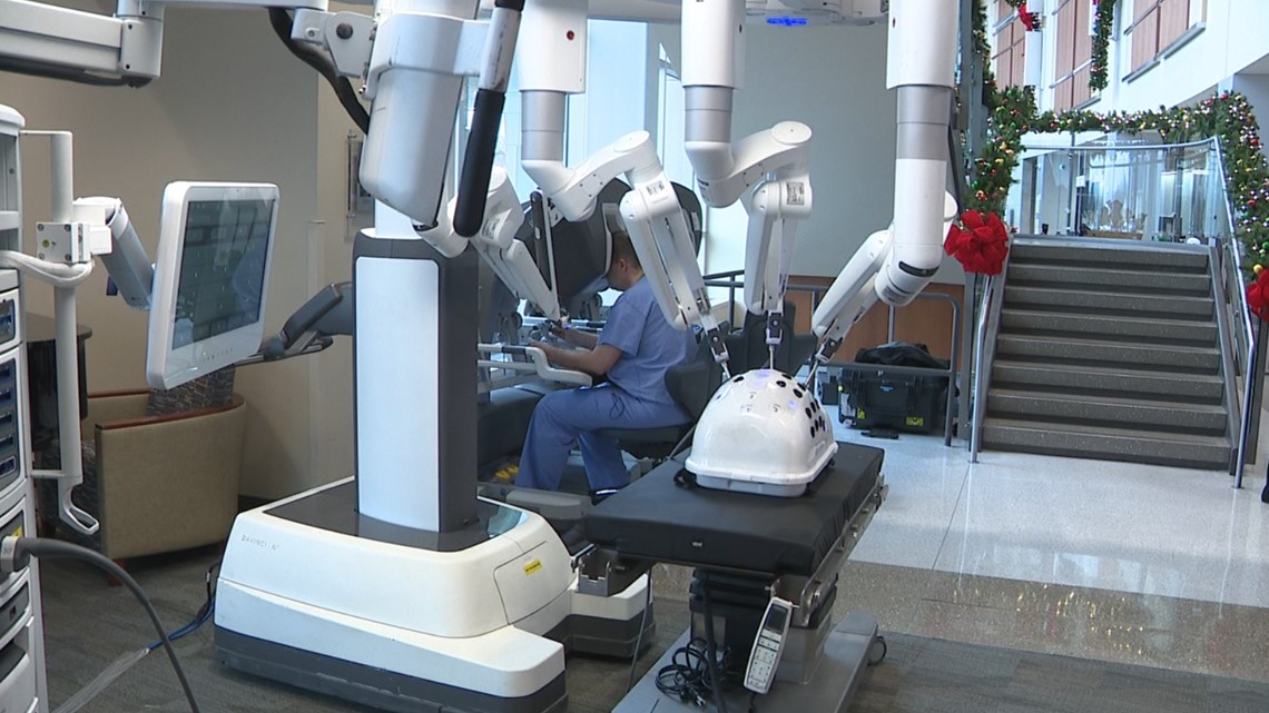 Surgery robot demonstration at Genesis Medical Center | wqad.com