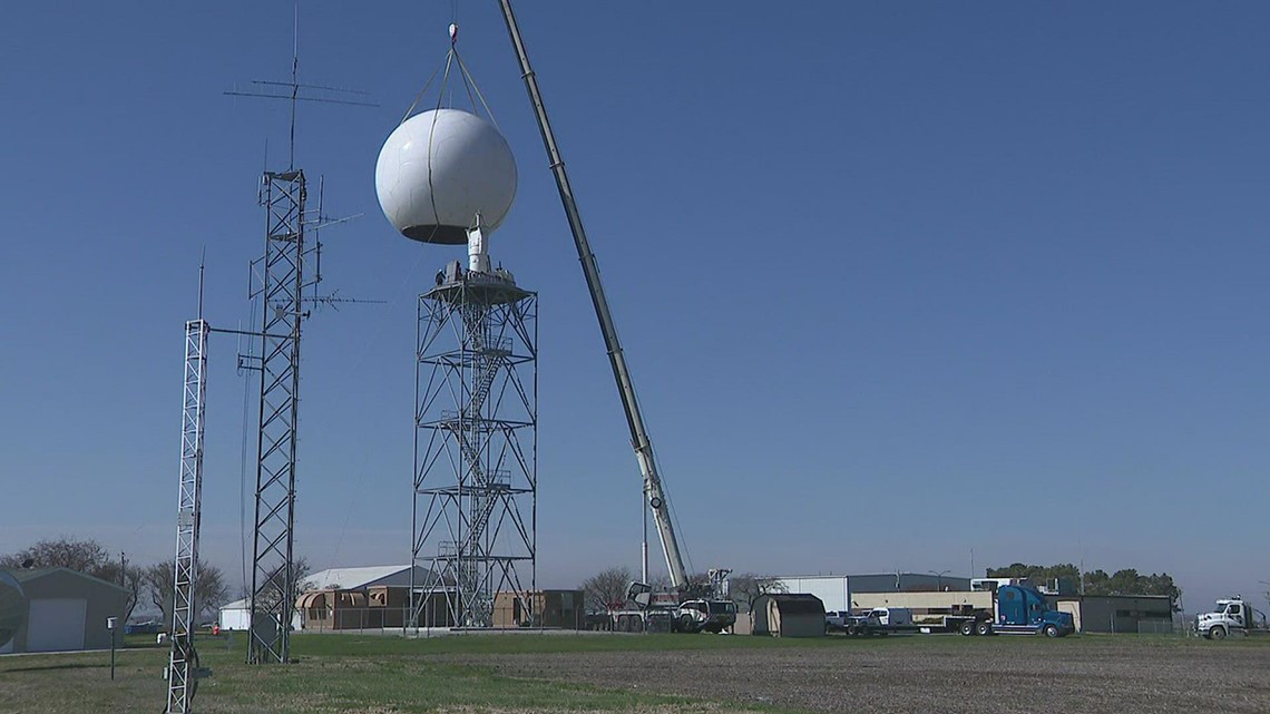 WATCH: Crews remove radome from Quad Cities Dopler radar | wqad.com
