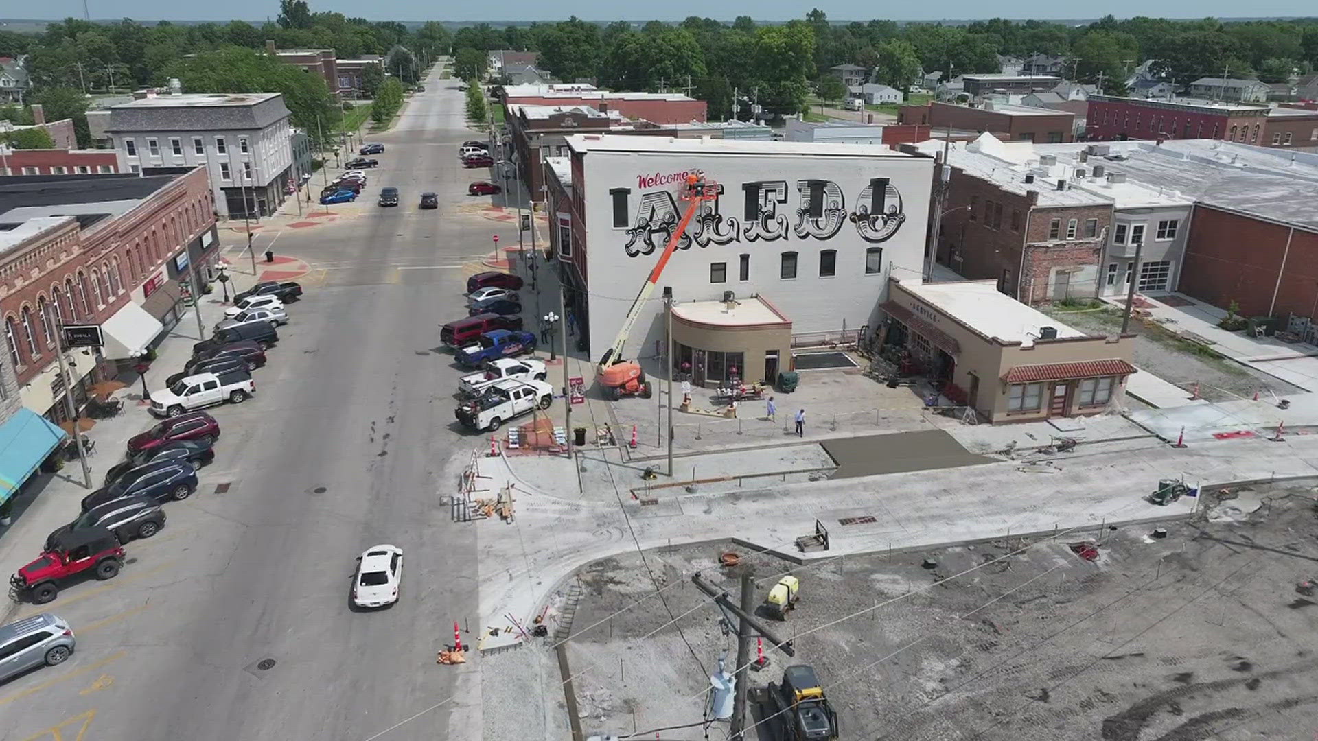 Crews put finishing touches on downtown Aledo mural | wqad.com