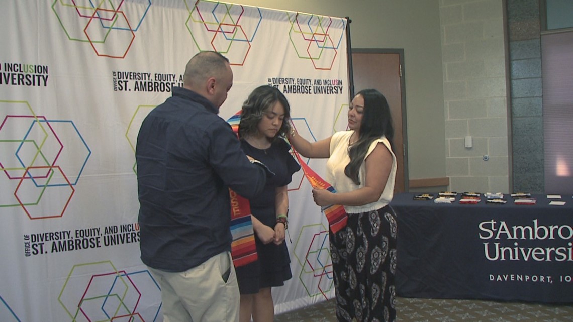 20 St. Ambrose University student receive cultural stoles | wqad.com