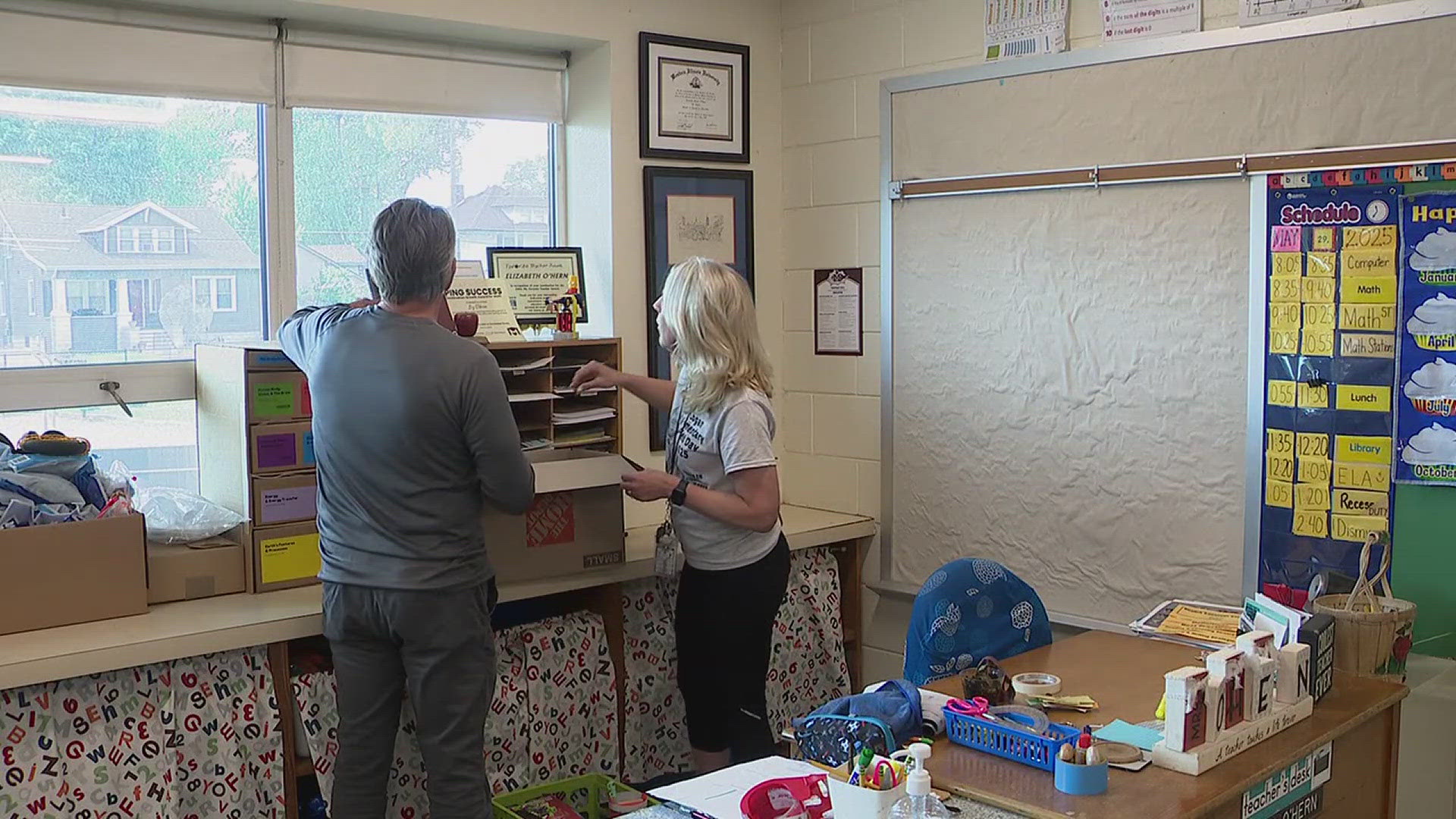Full circle moment for Moline teacher retiring from the same classroom she started in 30 years ...