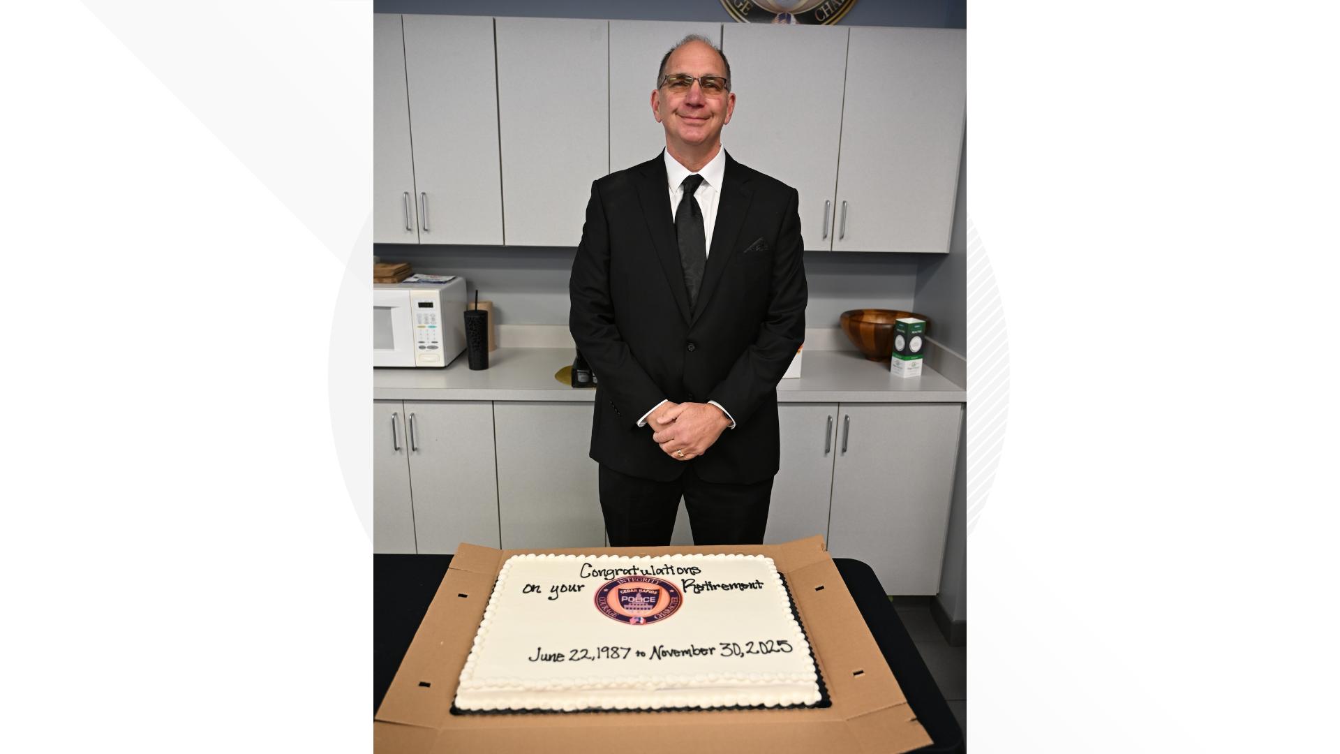 Cedar Rapids police officer retires after 38 years of service | wqad.com