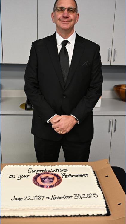 Cedar Rapids police officer retires after 38 years of service | wqad.com
