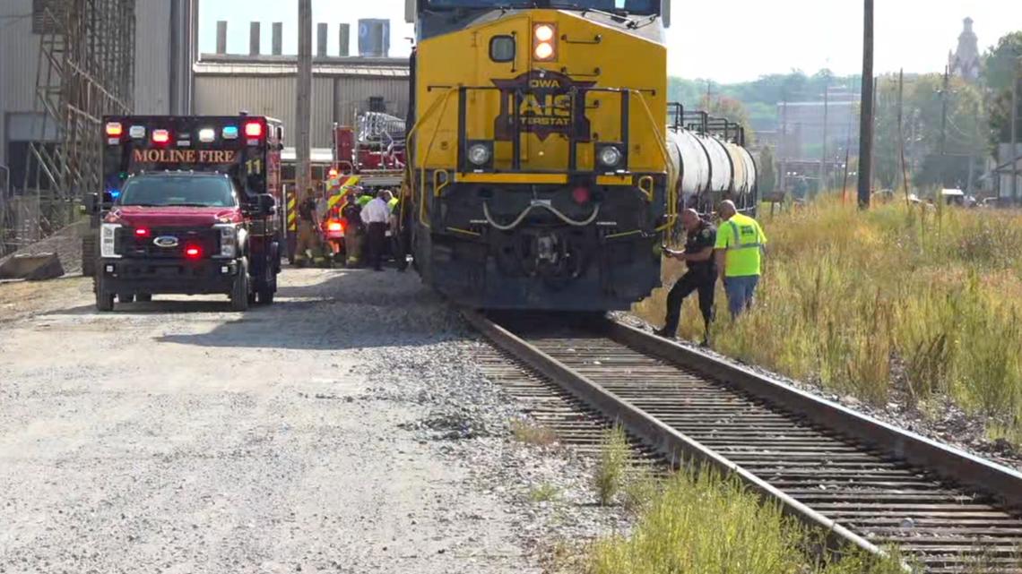 Train strikes Moline fire truck while crews battle downtown blaze ...