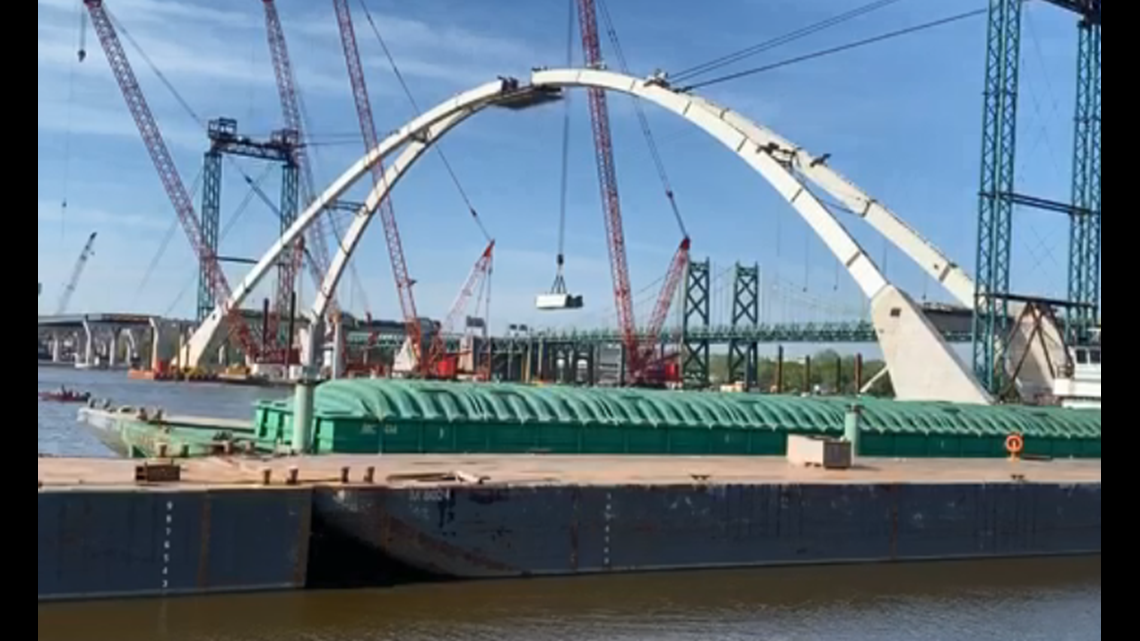 Watch: Final piece of I-74 Bridge arch being installed | wqad.com