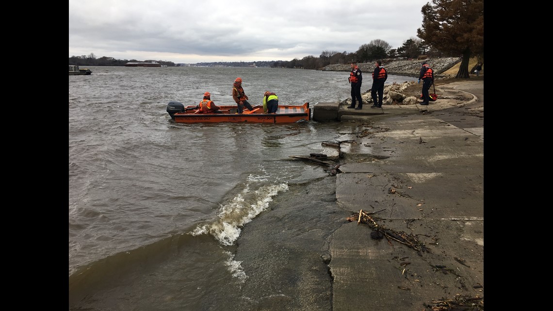 Four men rescued from Mississippi River after boat capsizes | wqad.com