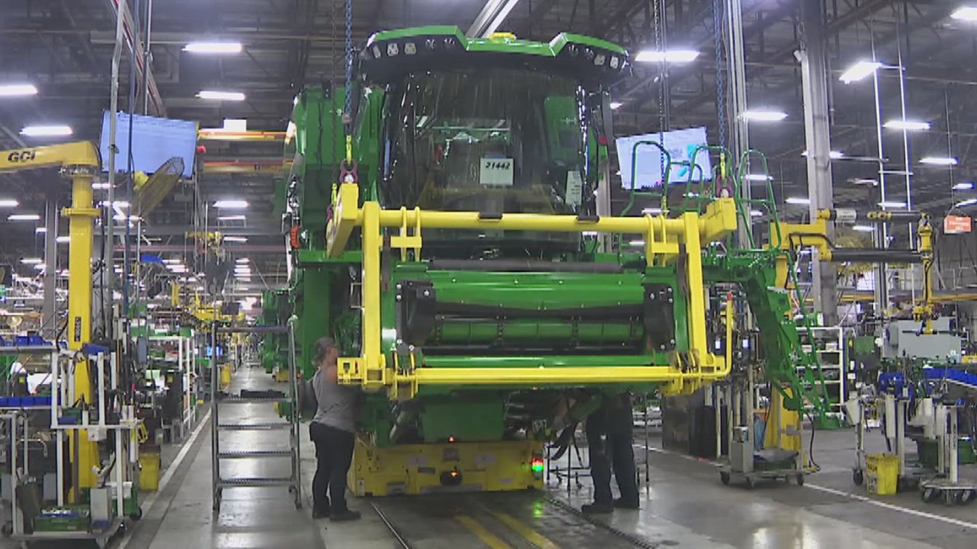 John Deere disputes state report of more than 800 layoffs at East ...