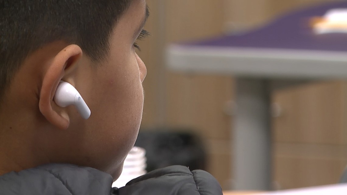 Muscatine school using translator earbuds with English-learners | wqad.com