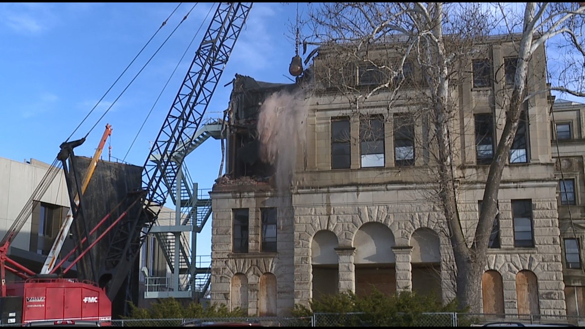 Demolition starts on Old Rock Island County Courthouse | wqad.com
