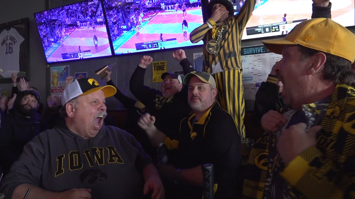 Hawkeye fans watch championship match in Davenport bar | wqad.com