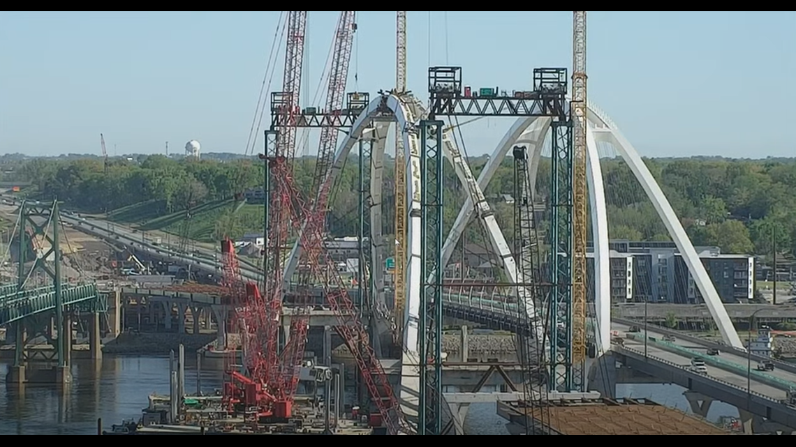 Watch the keystone piece of the Interstate 74 Bridge get placed | wqad.com