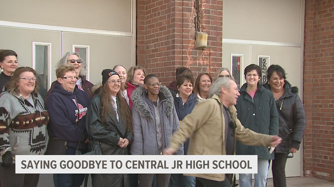 Central Jr High School alumni say goodbye to building | wqad.com