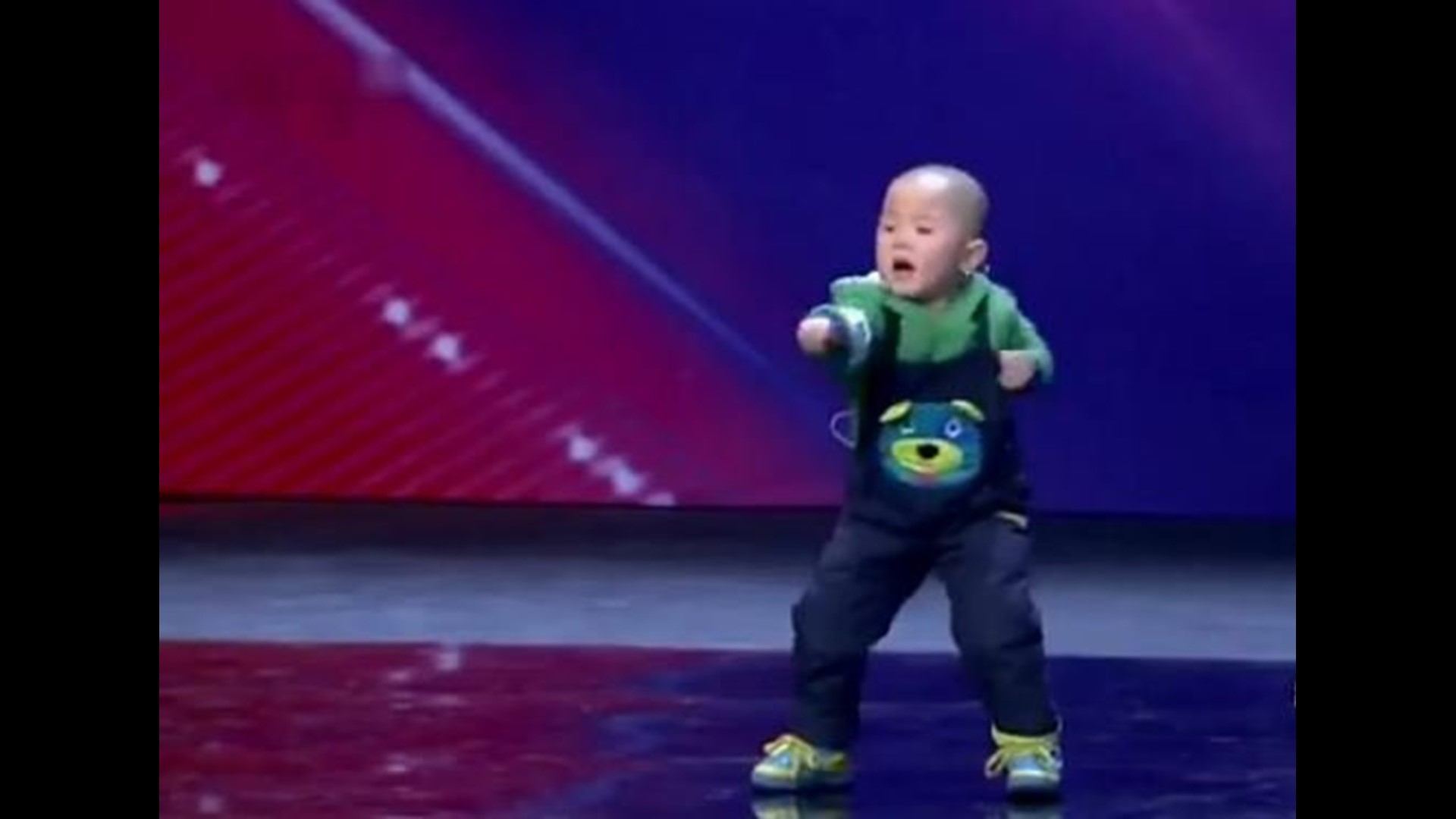 Viral Video: Dancing 3-year-old wows crowd | wqad.com