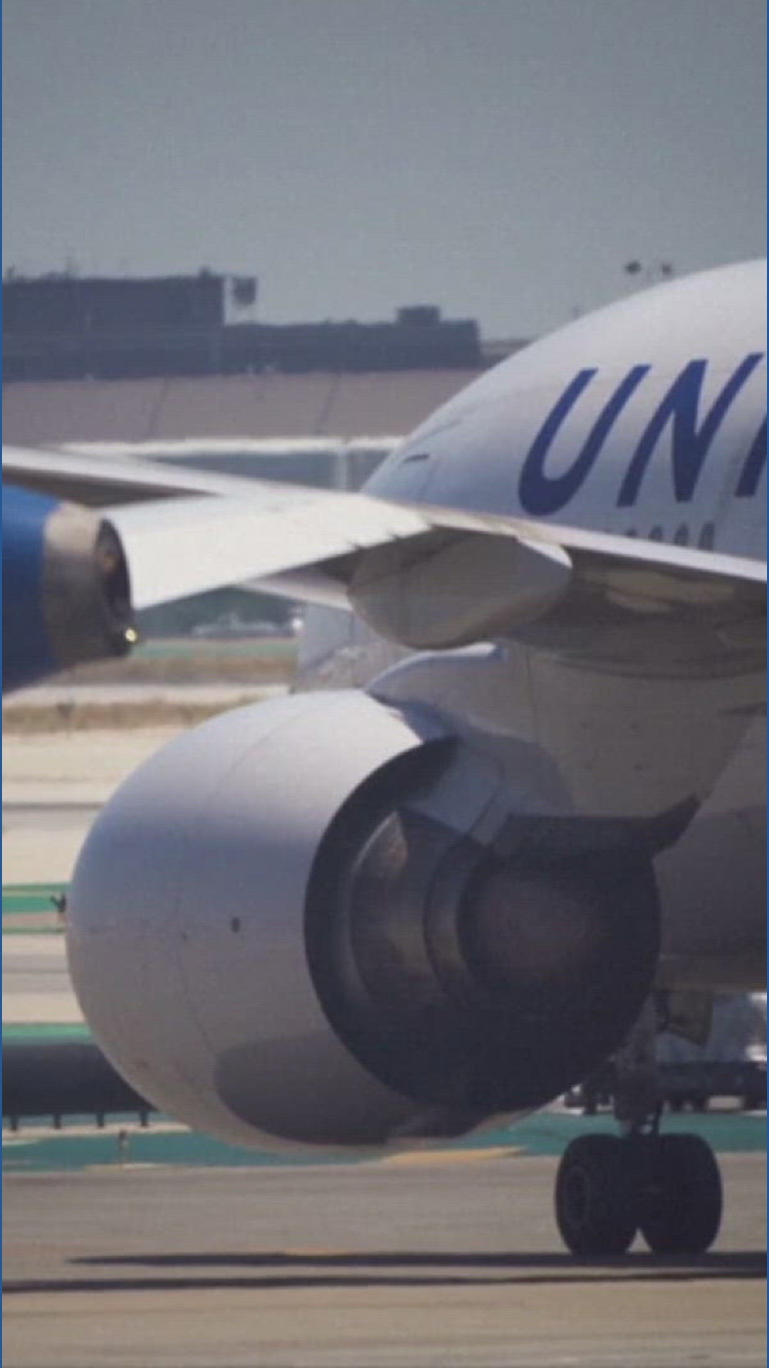 United flight hits light pole during landing | wqad.com