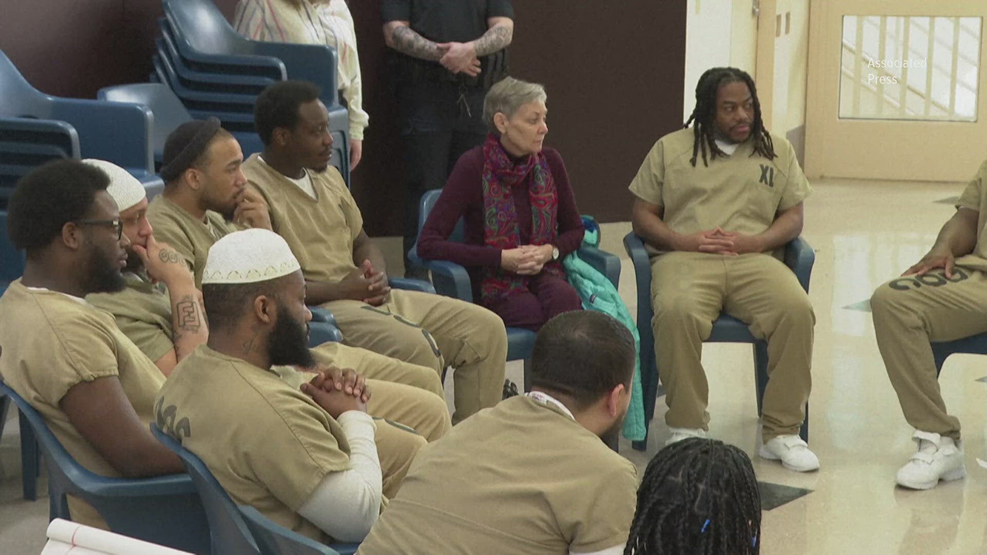 College students volunteering at Cook County Jail to bring book club to ...