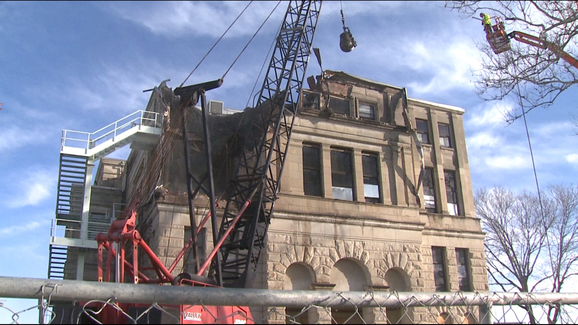 Demolition starts on Old Rock Island County Courthouse | wqad.com