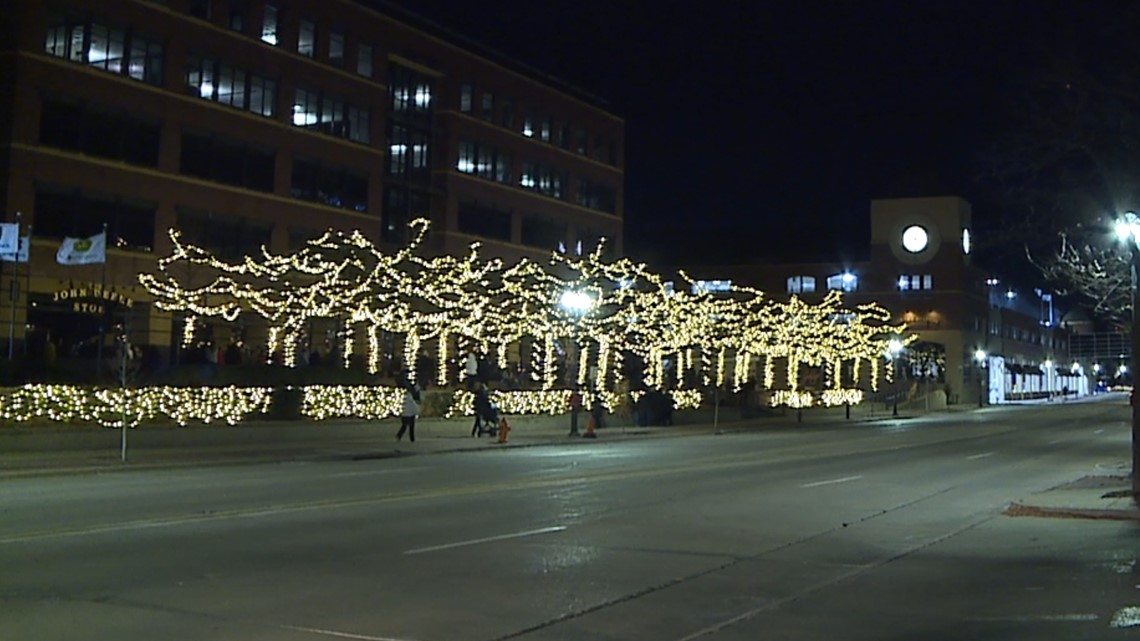 Moline lights up River Drive downtown to kickoff the holidays | wqad.com