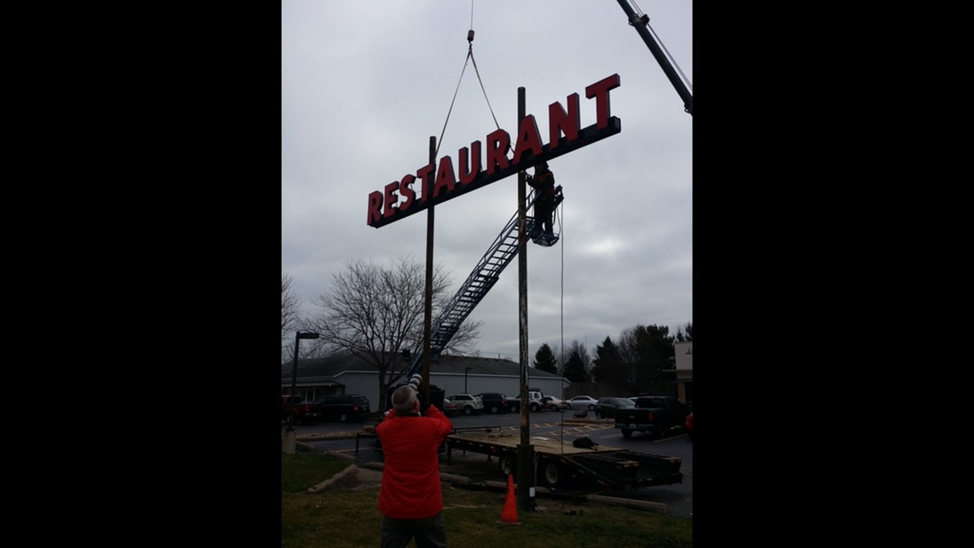 Ross’ Restaurant brings iconic sign to new Bettendorf location | wqad.com