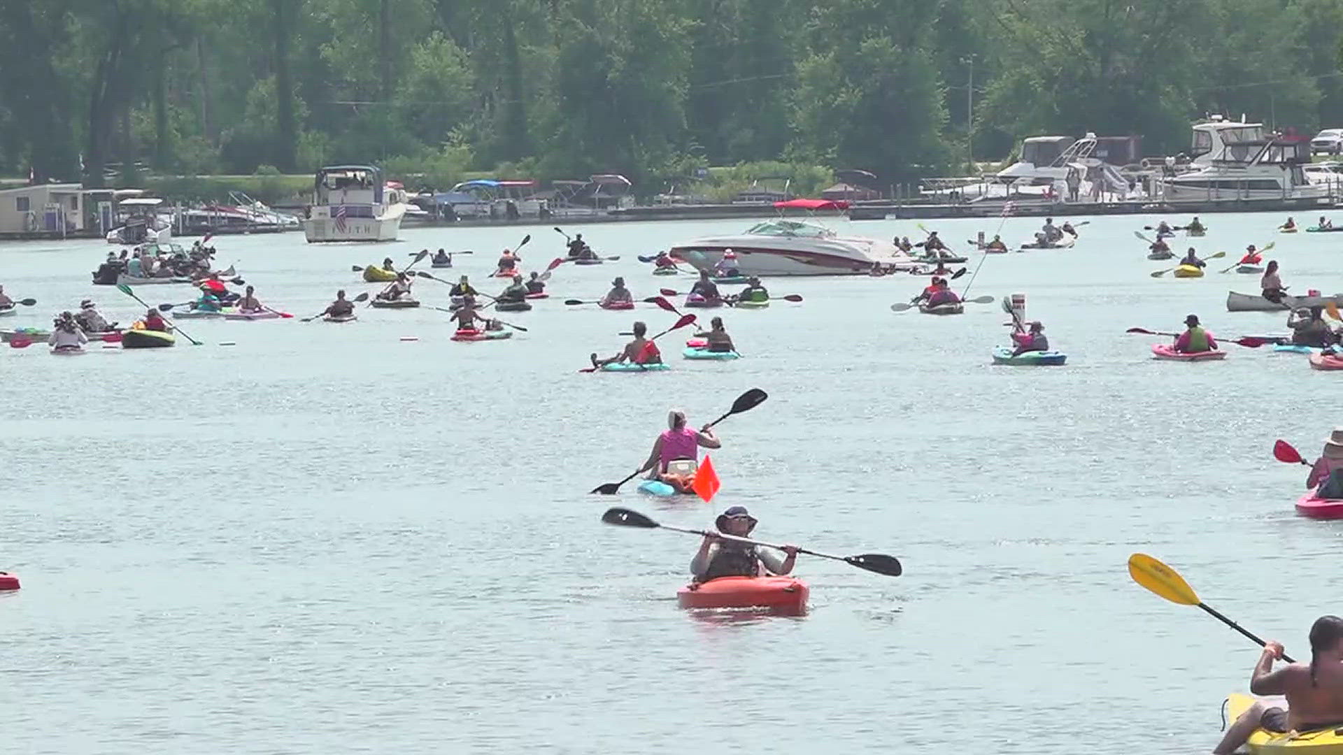 Floatzilla draws more than 1,000 paddlers to the Mississippi River ...