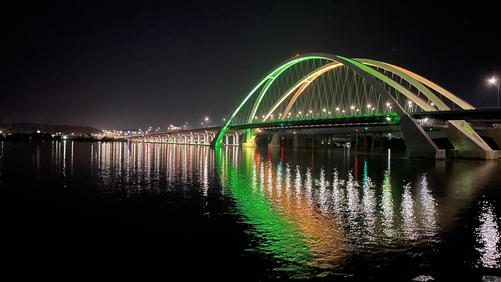 After years of work, lights on the I-74 bridge are ready to shine ...