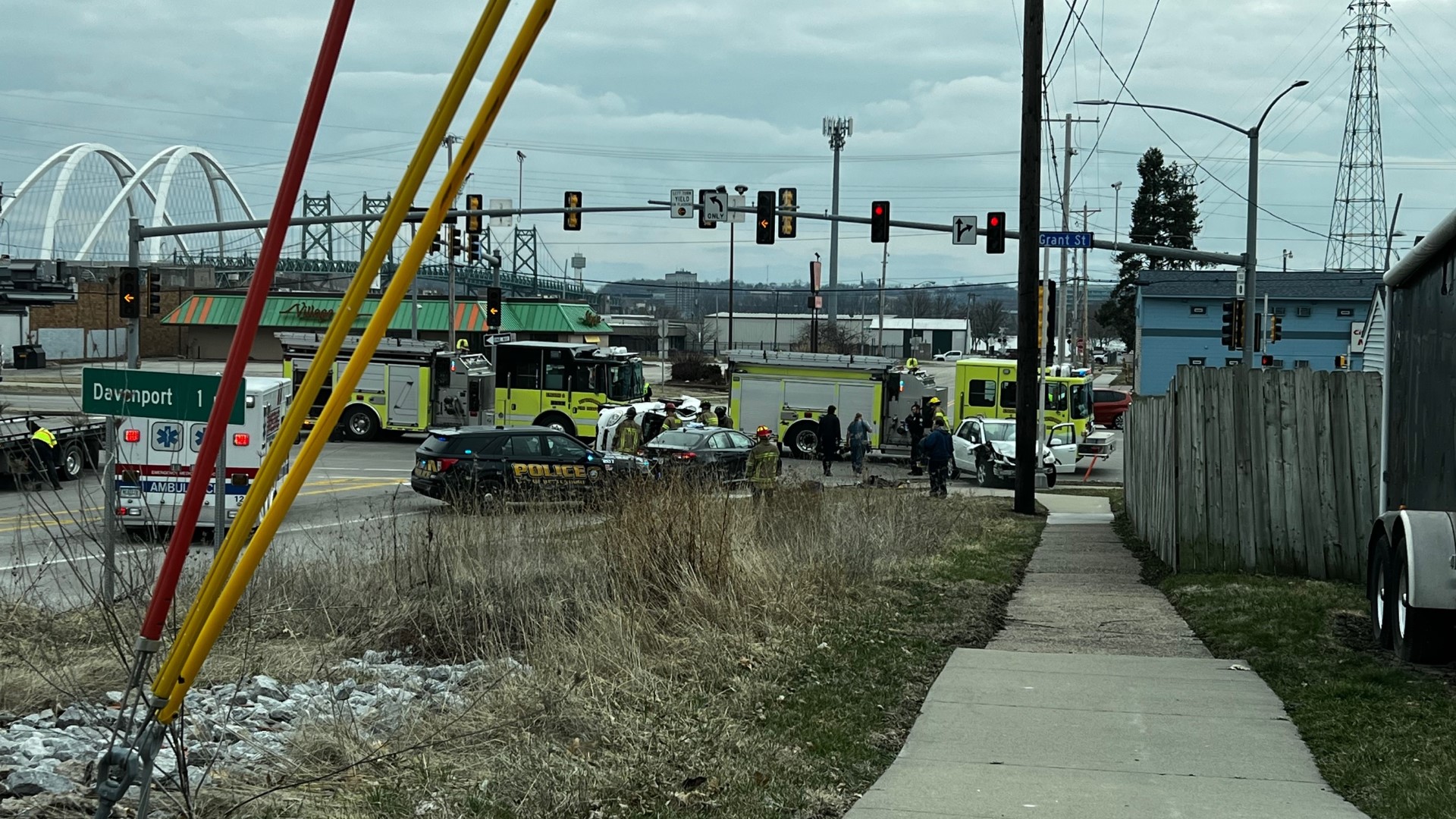 Crash blocks traffic at 12th and Grant in Bettendorf | wqad.com