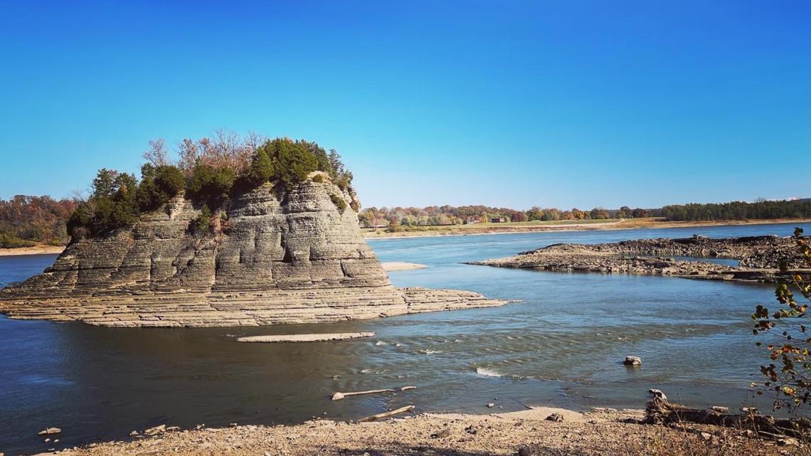 Tourists crowd small town to view Tower Rock | weareiowa.com