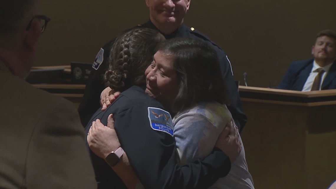 Davenport swears in new police officers | wqad.com