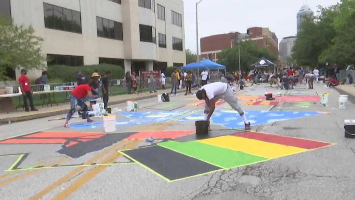 Newfields exhibit celebrates #BlackLivesMatter mural and artists | wthr.com