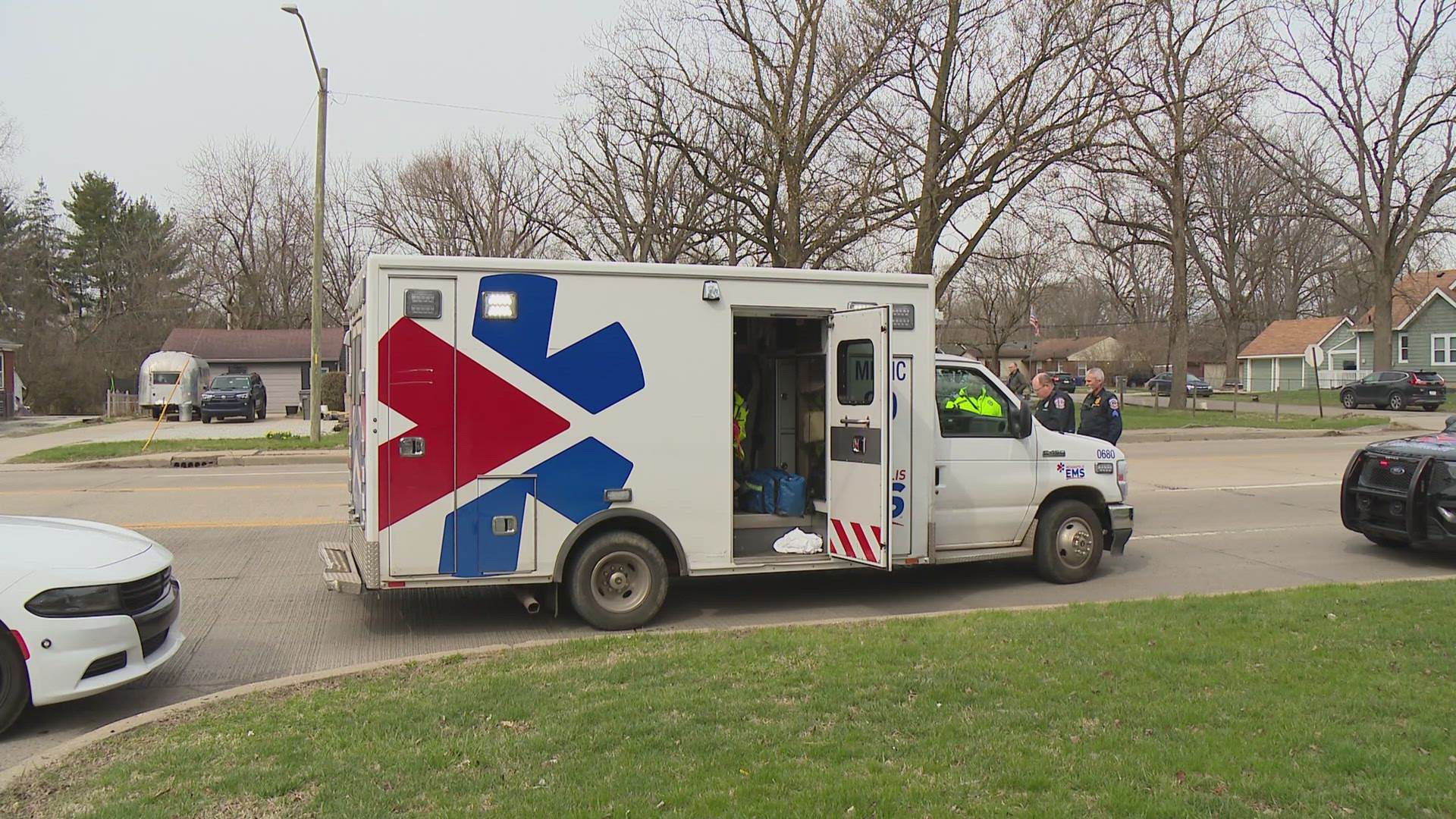 Suspect steals ambulance, hits car before being taken into custody in Indy | wthr.com