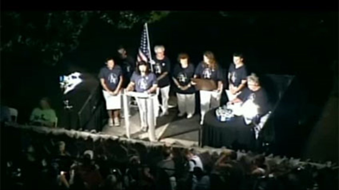 Thousands mark Elvis's death, get surprise visit | wthr.com