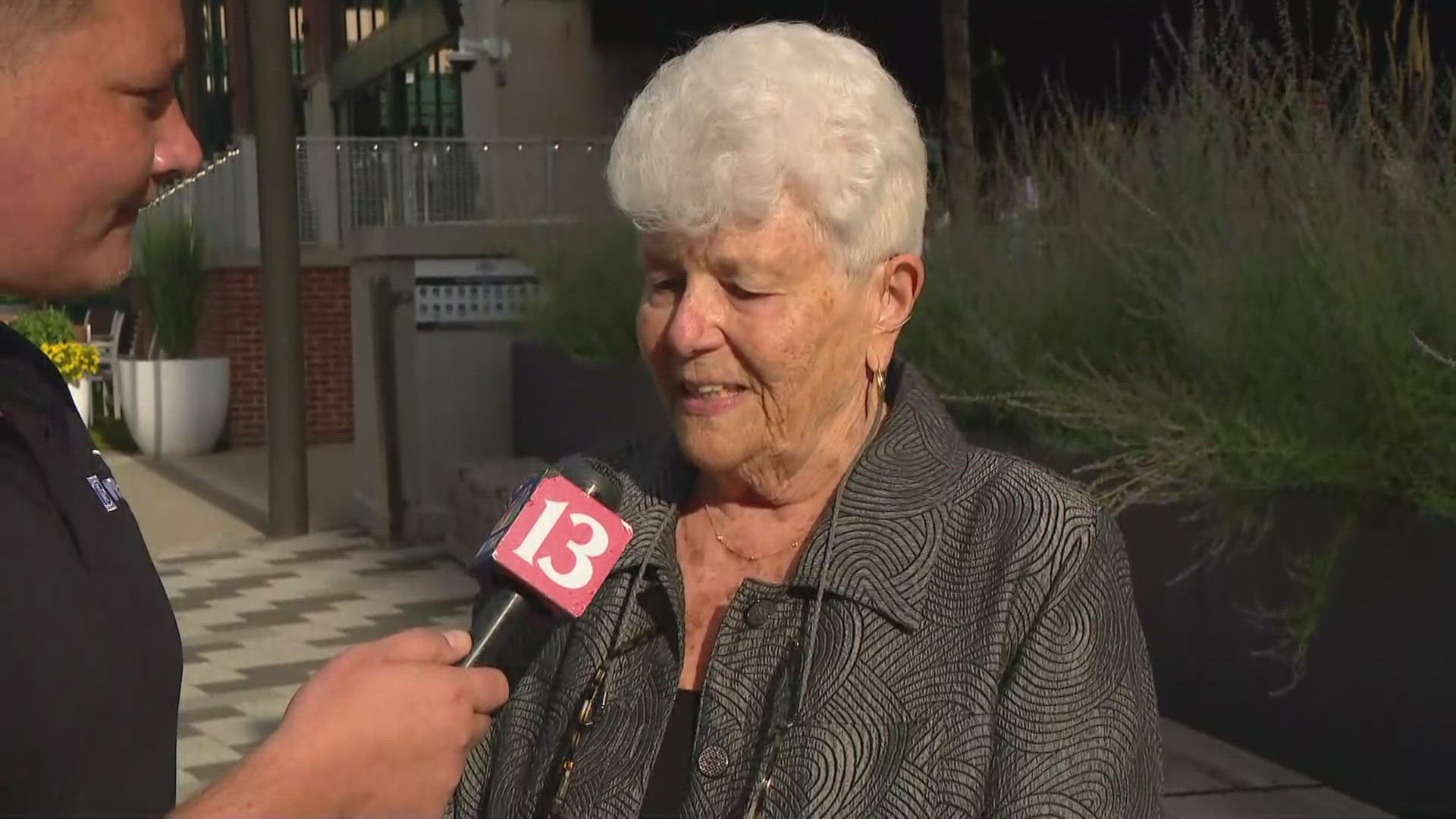 Lin Dunn honored with first 'Inspiring Women Award' by Indiana Fever ...